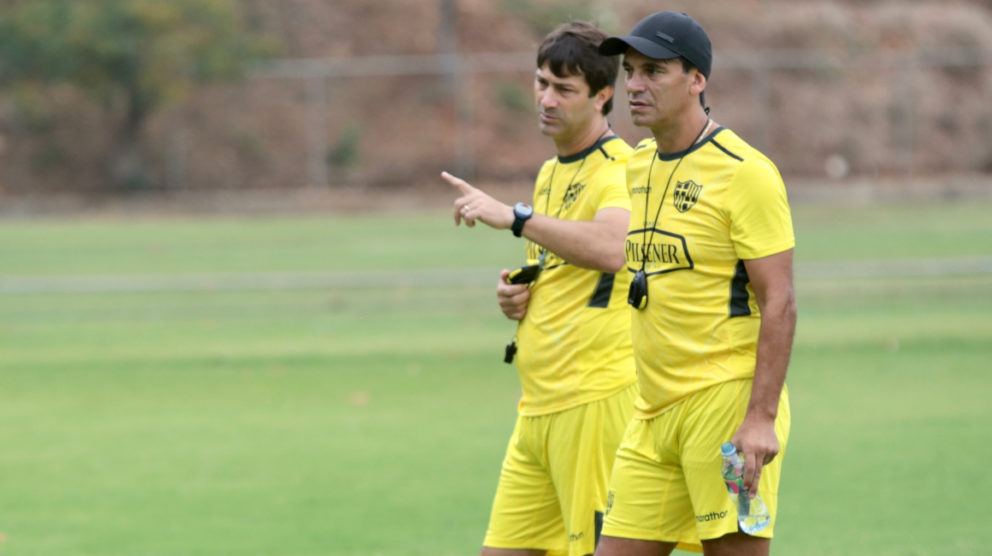 Bruno Piñatares entrena con Barcelona en Manta durante la pretemporada