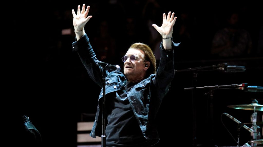 Bono cumple 60 años confinado, pero de pie en contra del coronavirus