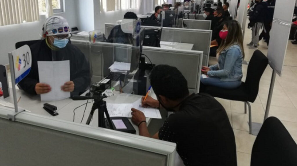 ANT retoma atención para licencias en su agencia matriz en Quito