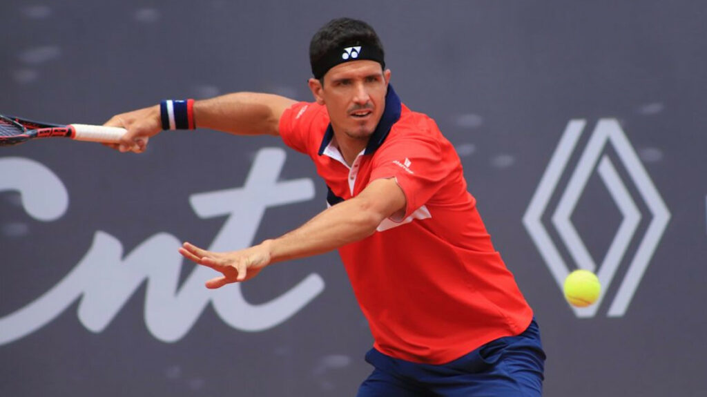 Emilio Gómez debuta con victoria y avanza en el Challenger de Quito