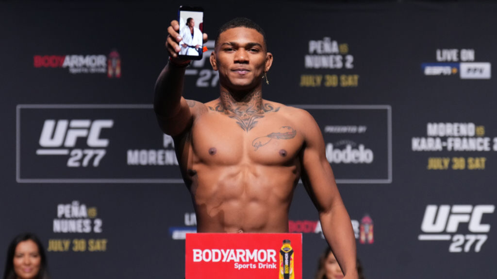 Michael Morales enfrentará a Rinat Fakhretdinov el 17 de diciembre