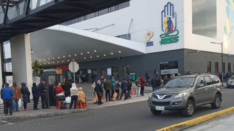 Larga fila de pacientes del IESS Quito Sur ocupa varias cuadras