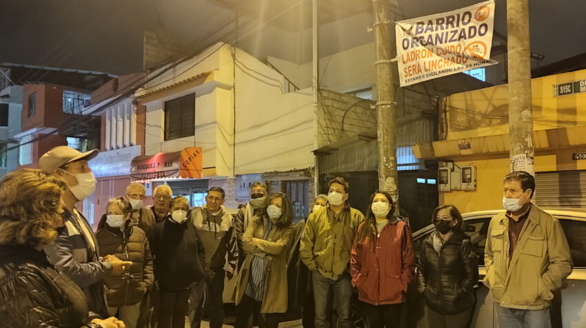 Con Alarmas Y Toletes Barrios De Quito Se Organizan Contra La Delincuencia