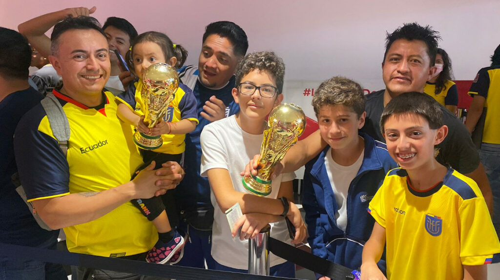 Hinchas de Ecuador se toman fotos con la Copa del Mundo