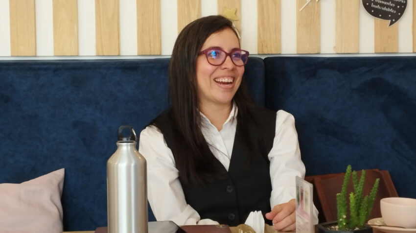 El primer y anhelado abrazo de los padres adoptivos con su hijo