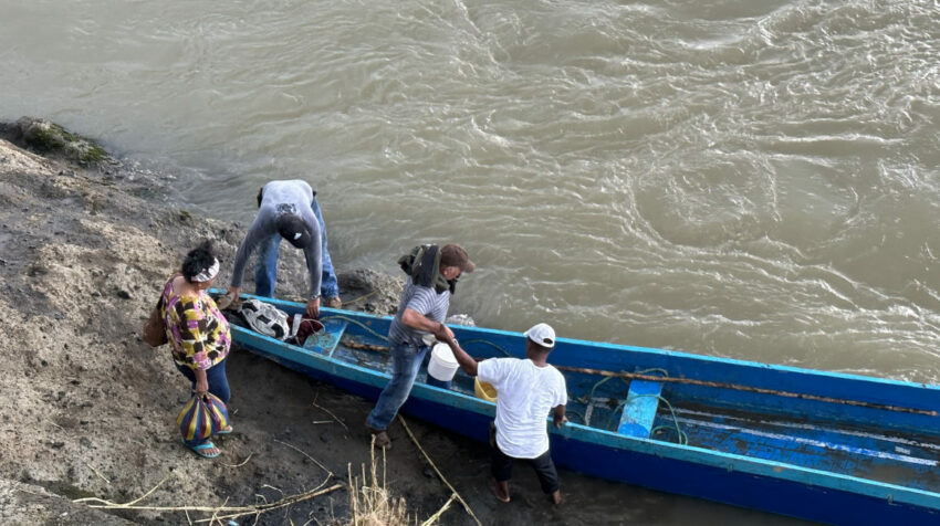 Pobladores asumen el riesgo de cruzar el río Blanco en frágiles barcas