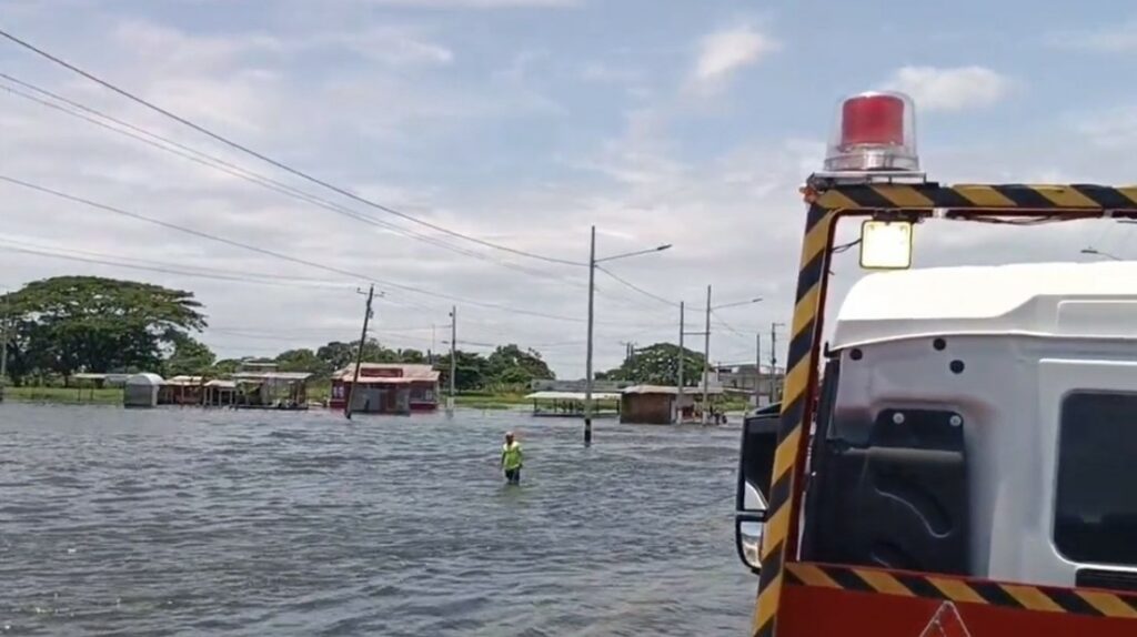 Varios tramos de la vía Jujan-Babahoyo están bajo el agua