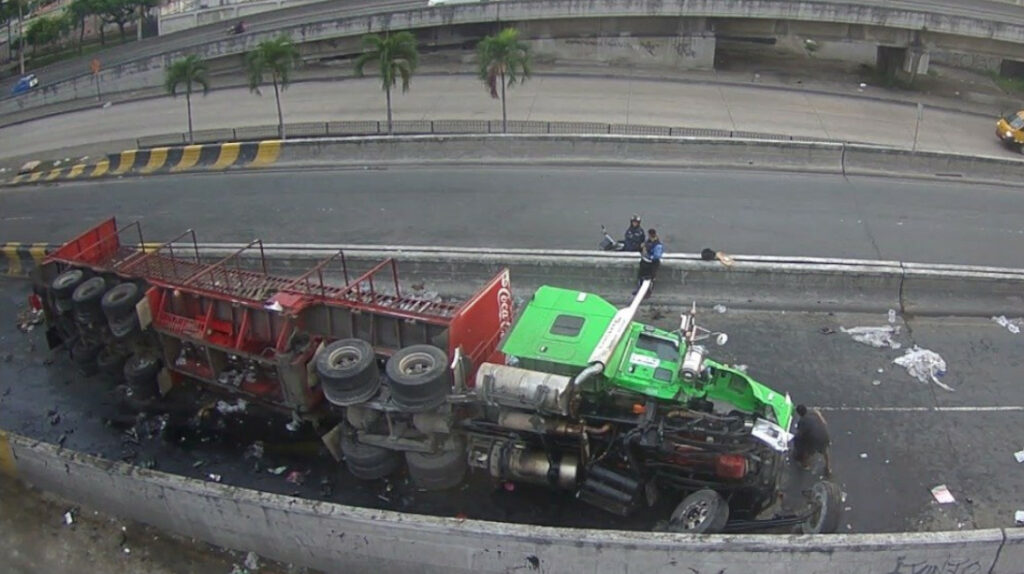 Accidente de un tráiler genera caos en el sur de Guayaquil