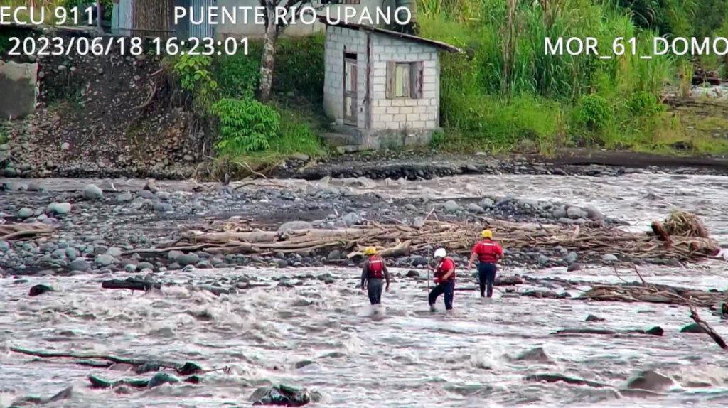 Cierre de una vía en Macas tras desbordamiento del río Upano