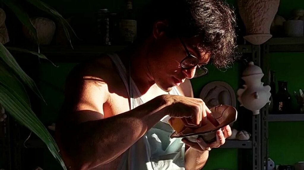 "Curar el alma con las manos", deseo de artista DelGuasmo con su taller ...