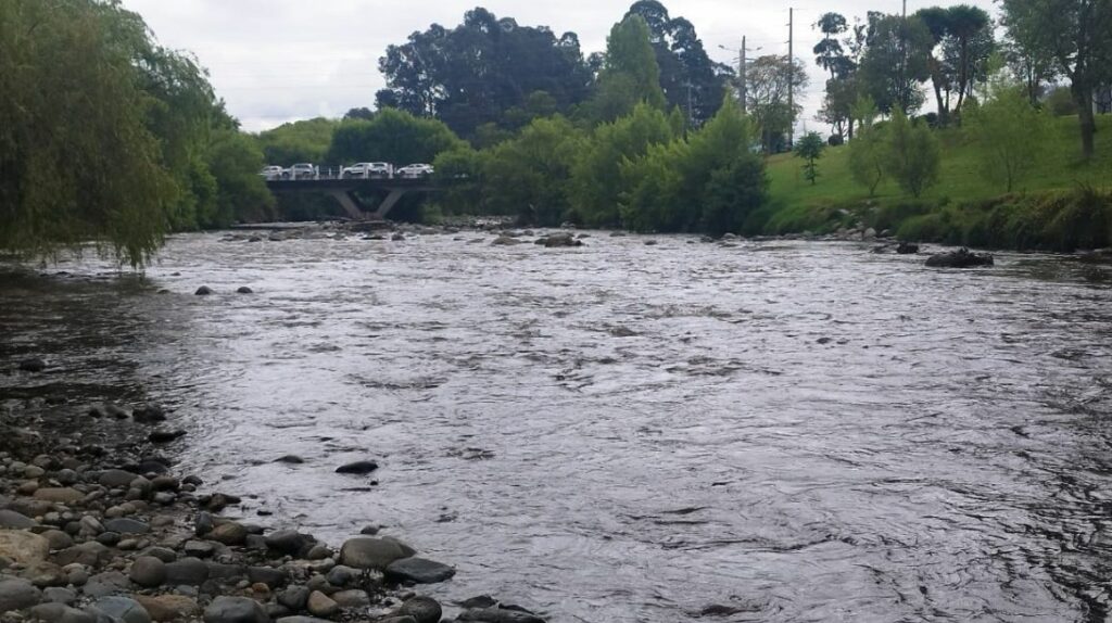 Cuenca: Fuerte lluvia mejora caudales de los ríos