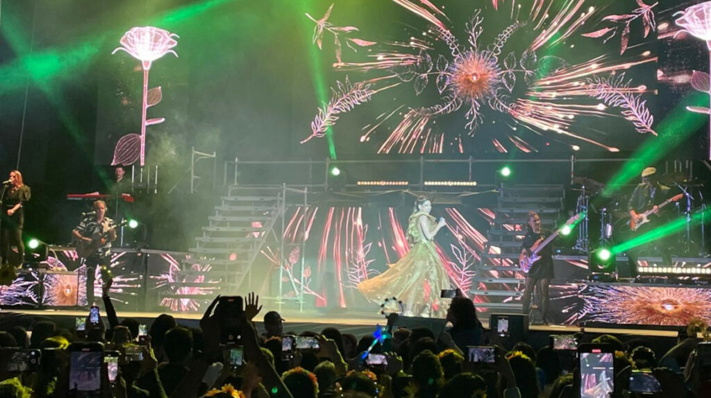 'Floricienta' llenó el Coliseo General Rumiñahui con flores amarillas