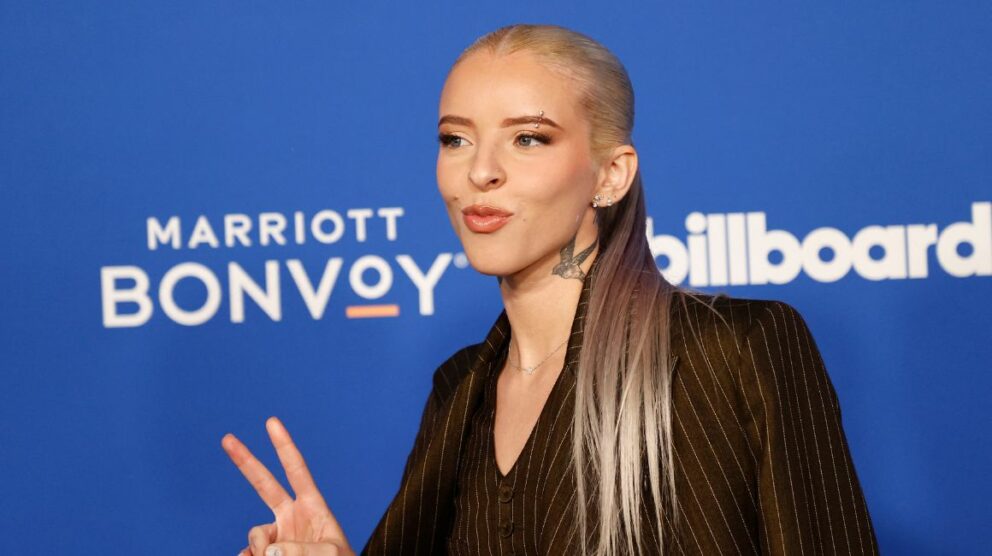 Young Miko lanza álbum 'att' y se prepara para su debut en Coachella