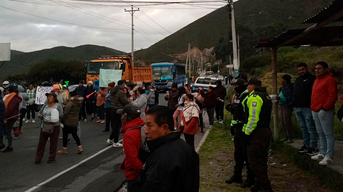Quito: Protesta bloquea un tramo de la avenida Manuel Córdova Galarza